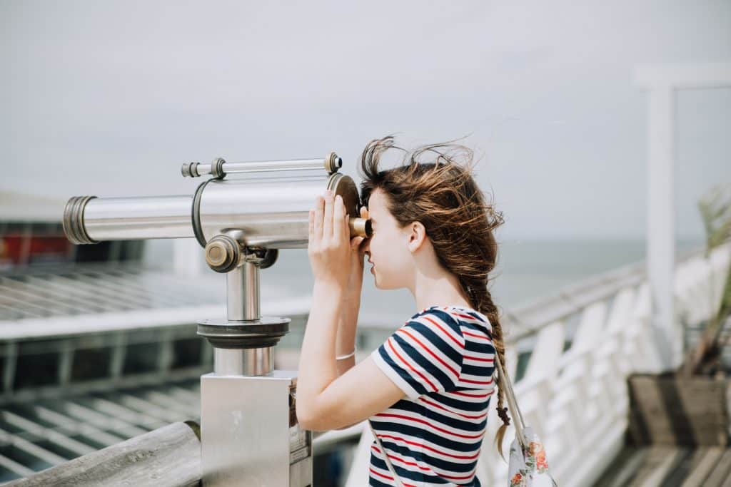 Wanneer gebruik je look to, look into en look at? | Babel